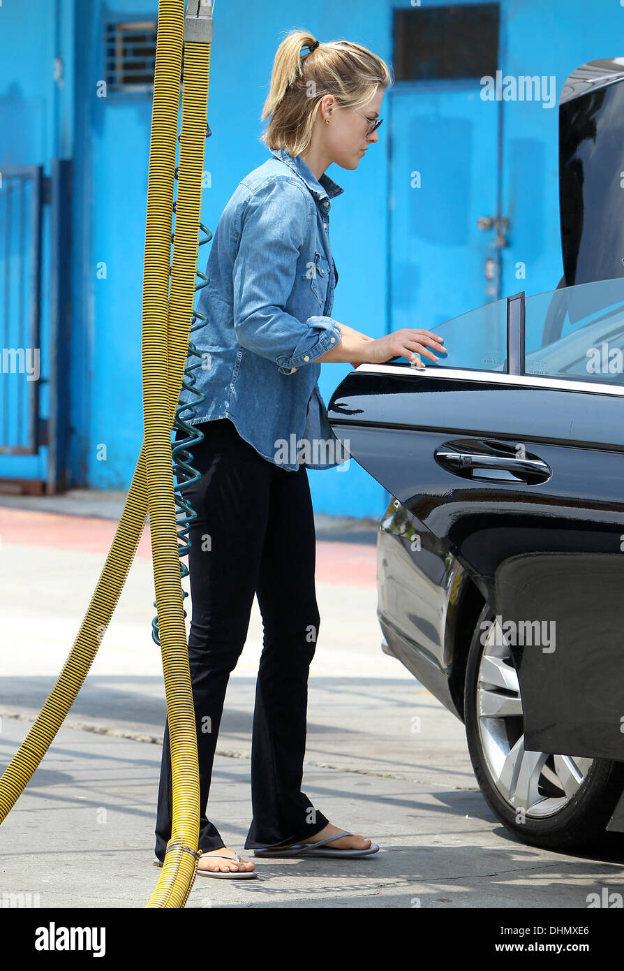 Ali Larter takes her car to the car wash Los Angeles, California - 04. ...