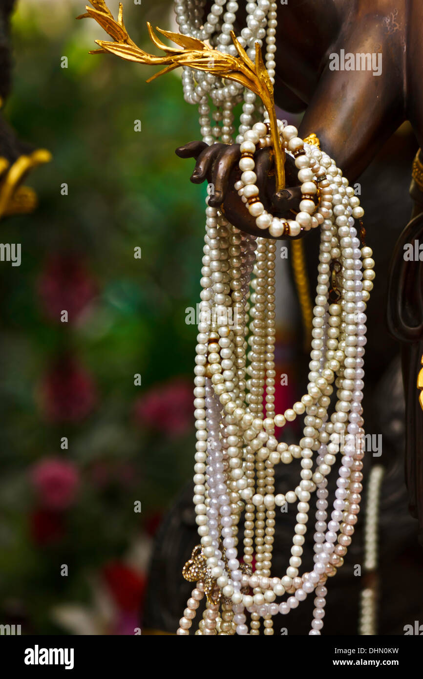Indigenous head accessory hi-res stock photography and images - Alamy