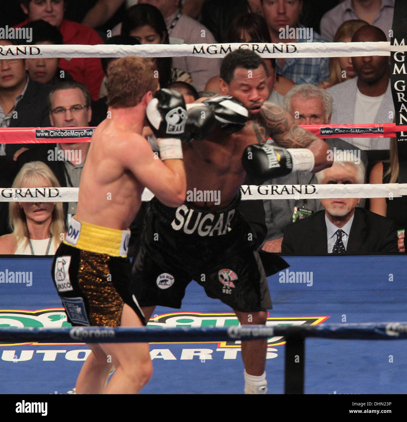 WBC super welterweight title fight - Saul 'Canelo' Alvarez v 'Sugar ...