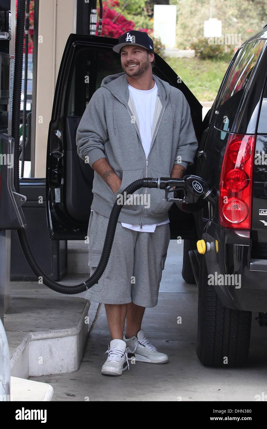 Kevin Federline fills his car at a gas station Los Angeles, California ...