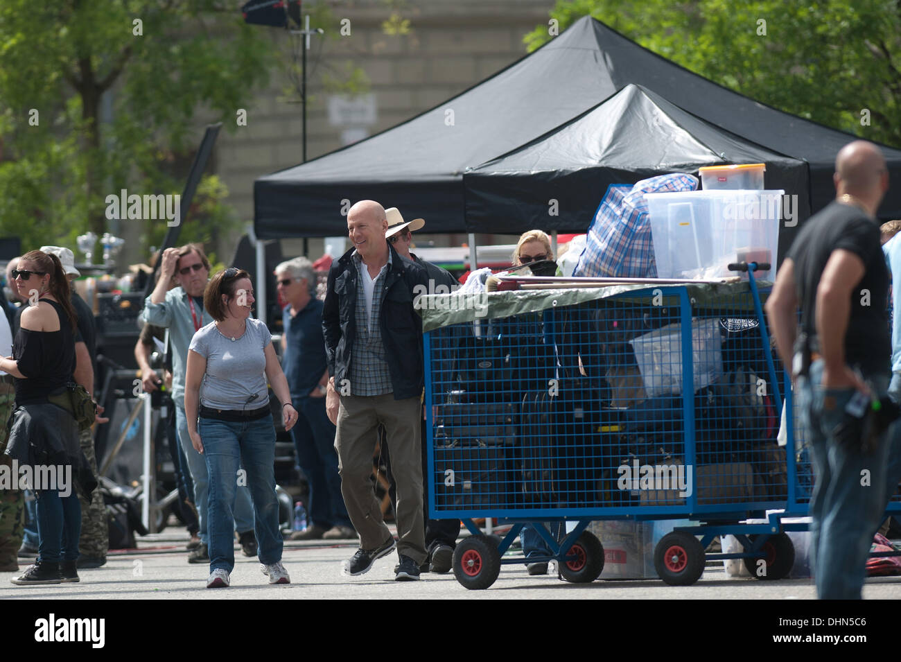 Die hard bruce willis on set hi-res stock photography and images - Alamy