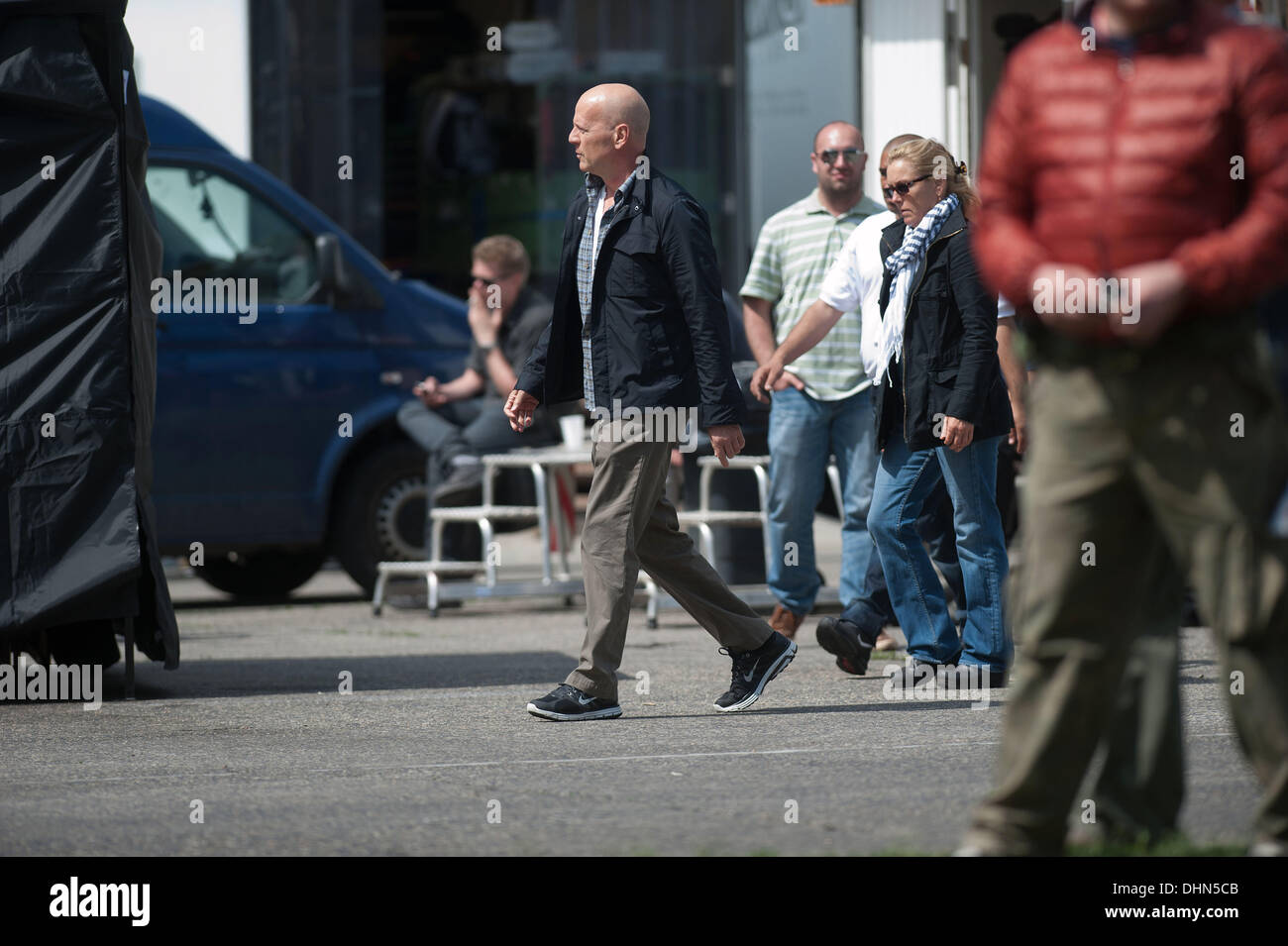Die hard bruce willis on set hi-res stock photography and images - Alamy