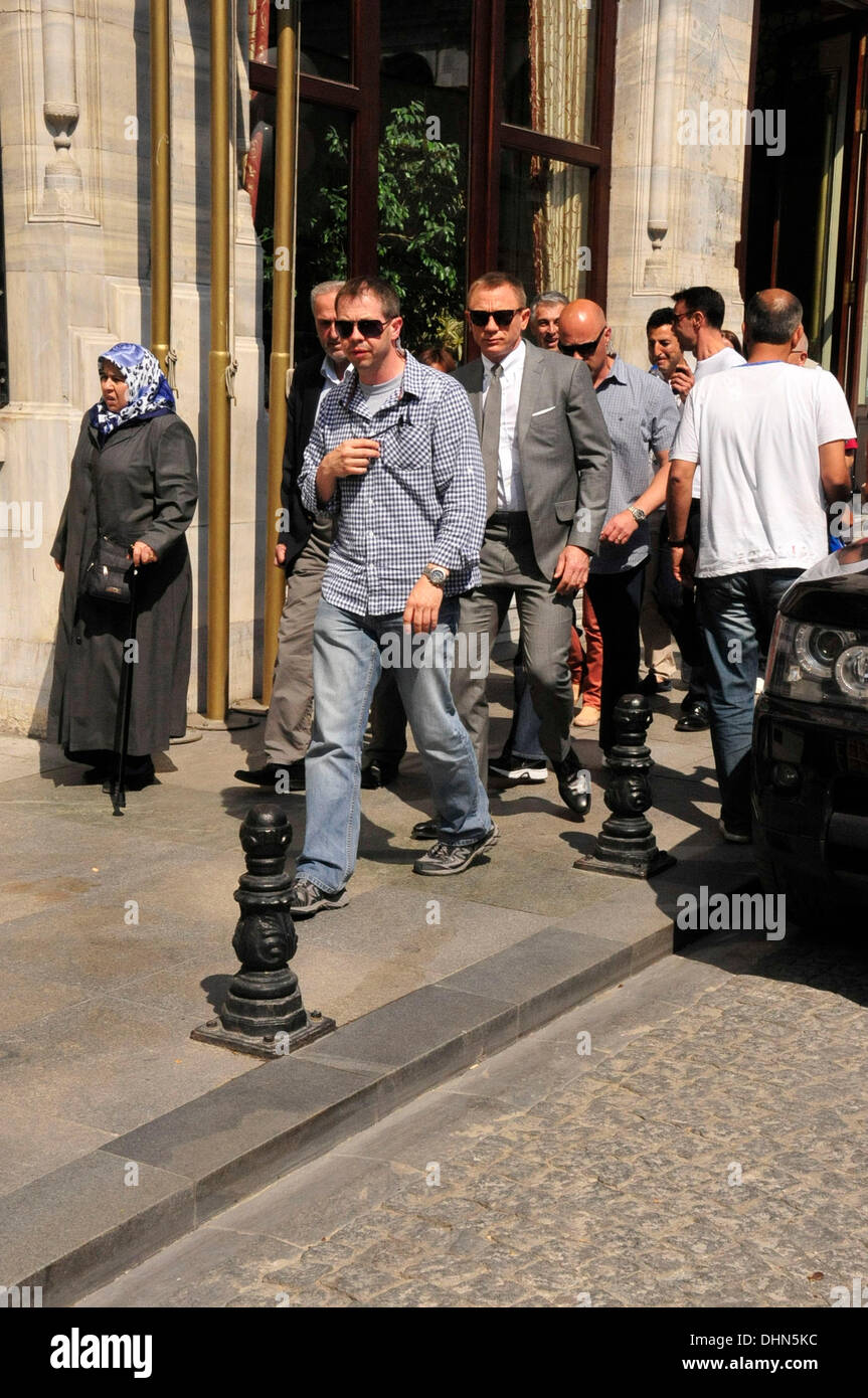 Daniel Craig filming scenes from the latest James Bond 007 film ...