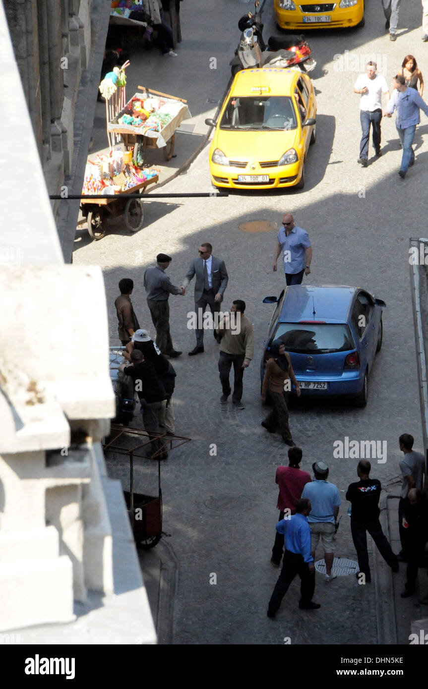 Daniel Craig filming scenes from the latest James Bond 007 film ...