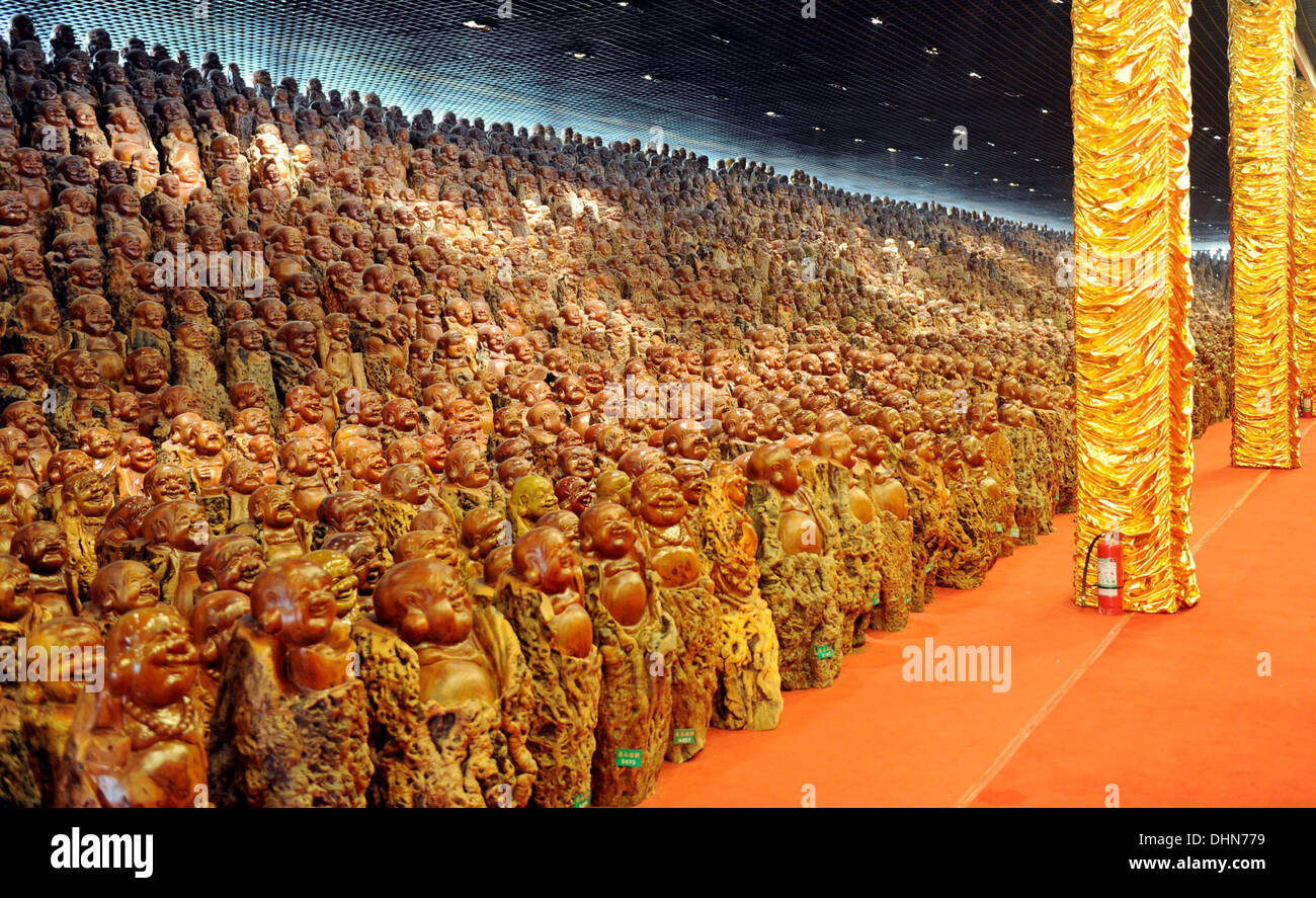 Buddha Sculptures 8,000 Buddha sculptures are on display in china ...
