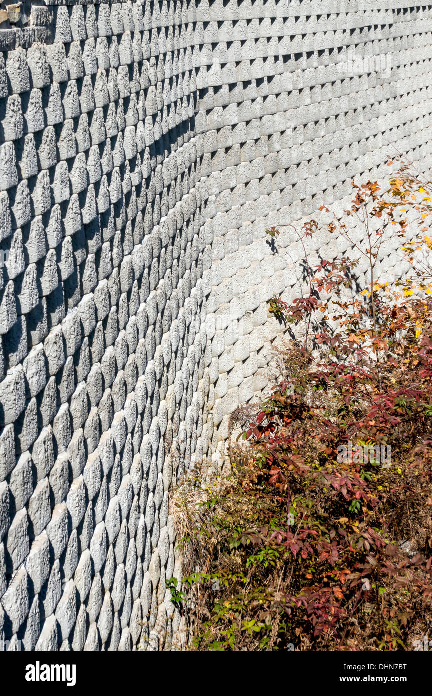 Interlocking concrete block wall supports parking lot above in Gorges ...