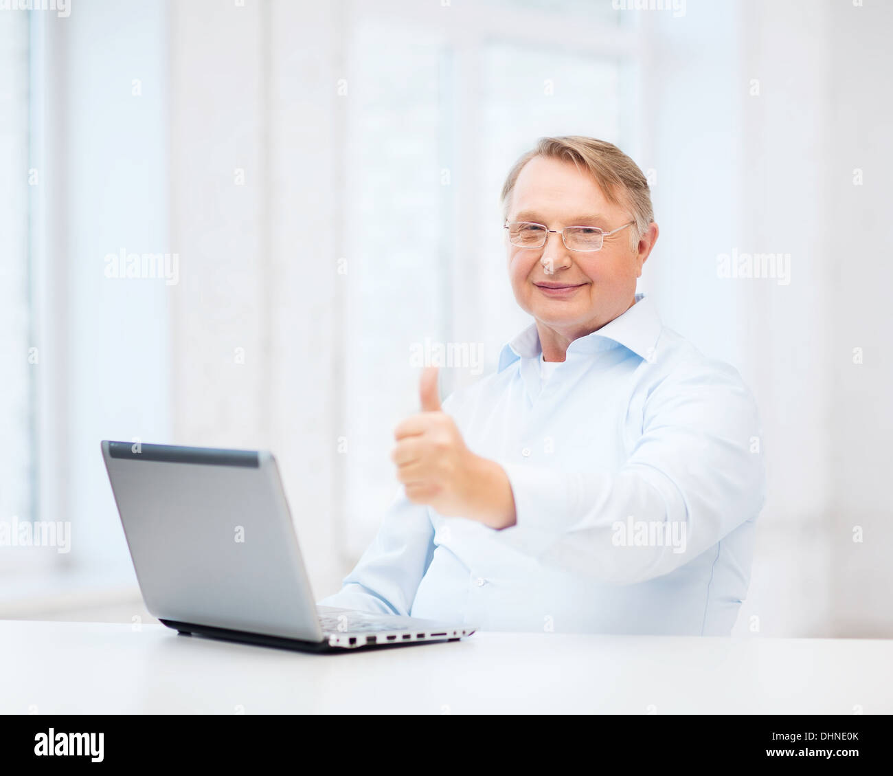 old man with laptop computer showing thumbs up Stock Photo - Alamy