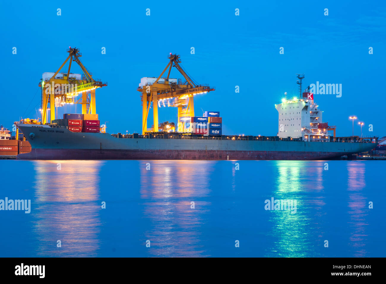 Cargo ship sea port seattle hi-res stock photography and images - Alamy