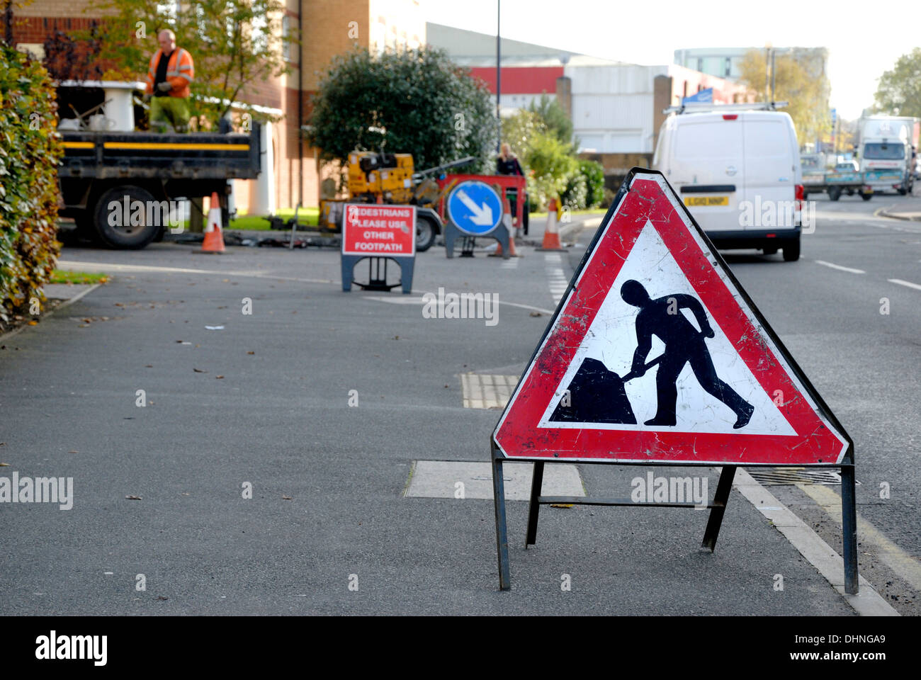 Pavement road sign uk hi-res stock photography and images - Alamy