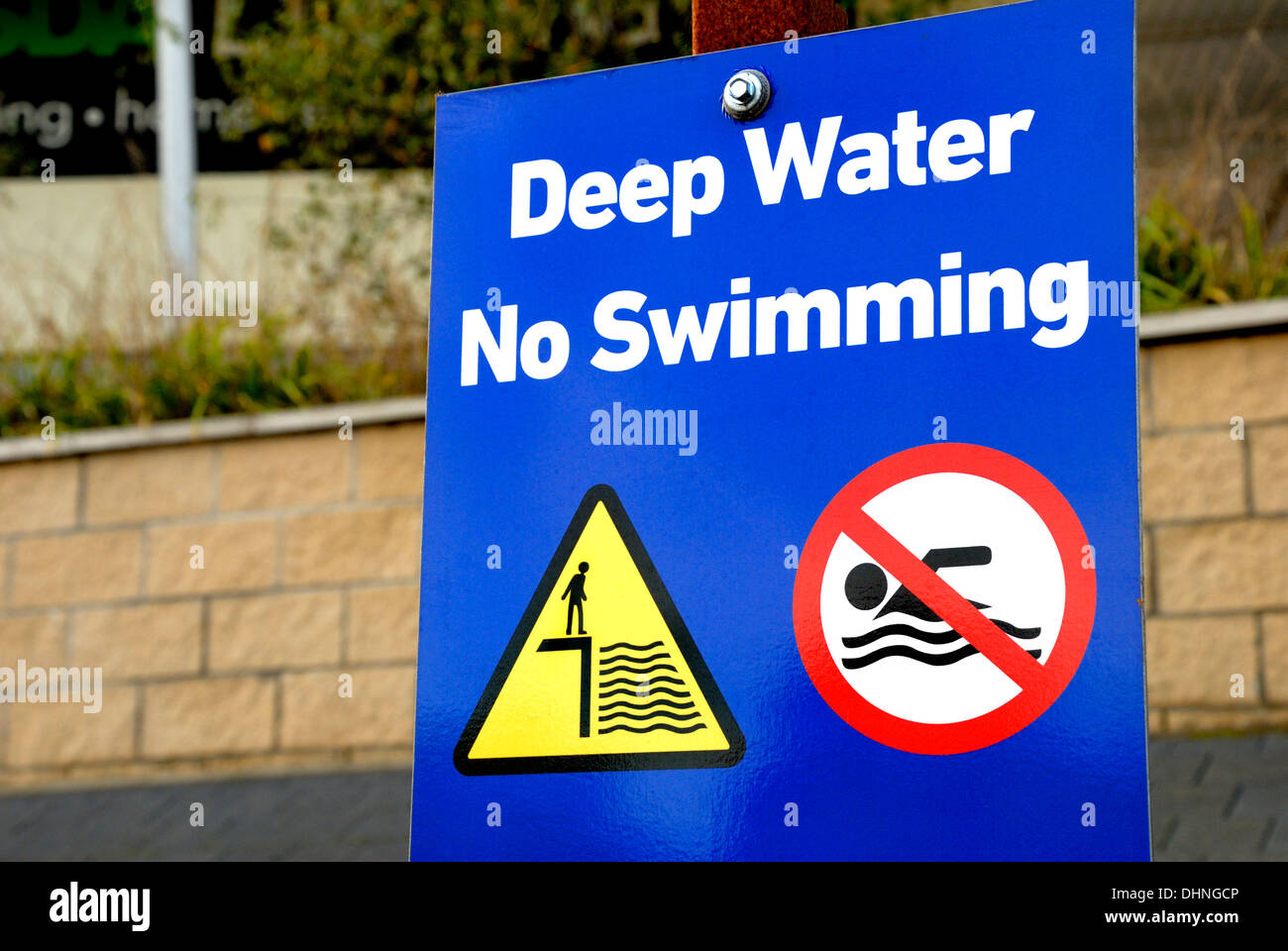 Danger deep water no swimming sign hi-res stock photography and images ...