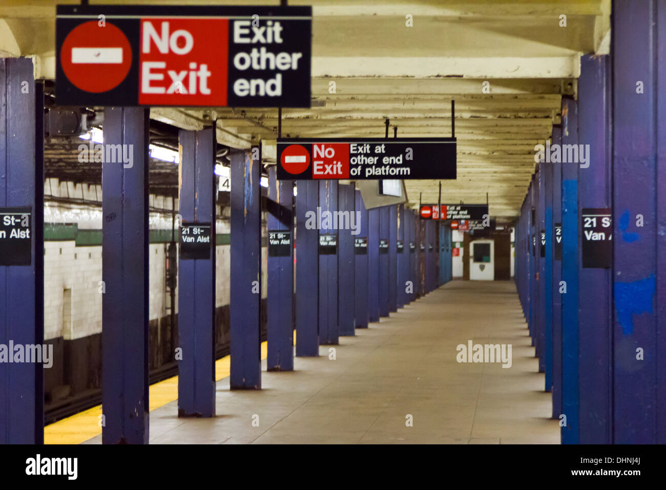 21st Street - Van Alst Subway in New York City Stock Photo - Alamy