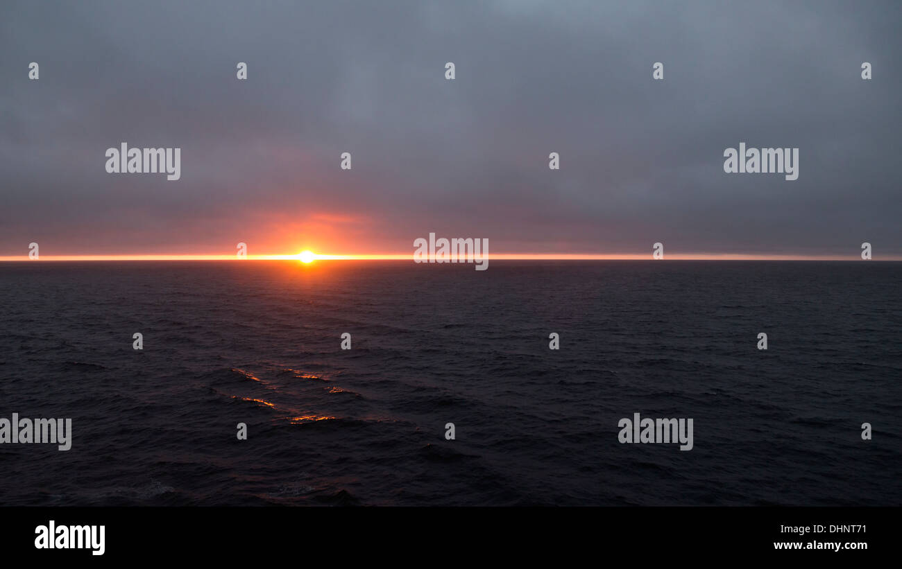 Sea sun horizon line hi-res stock photography and images - Alamy