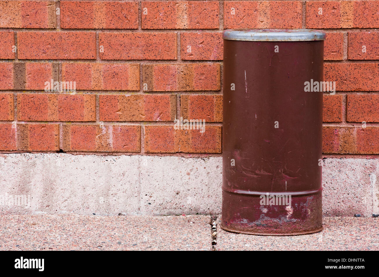 Garbage can hi-res stock photography and images - Alamy
