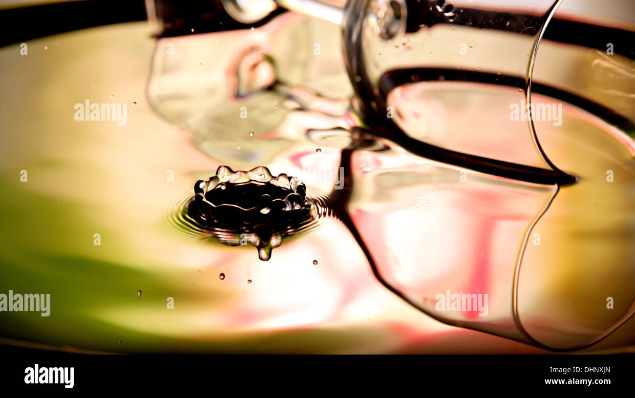 Closeup Pictures Water drops a beautiful shape and beverage Glass in ...