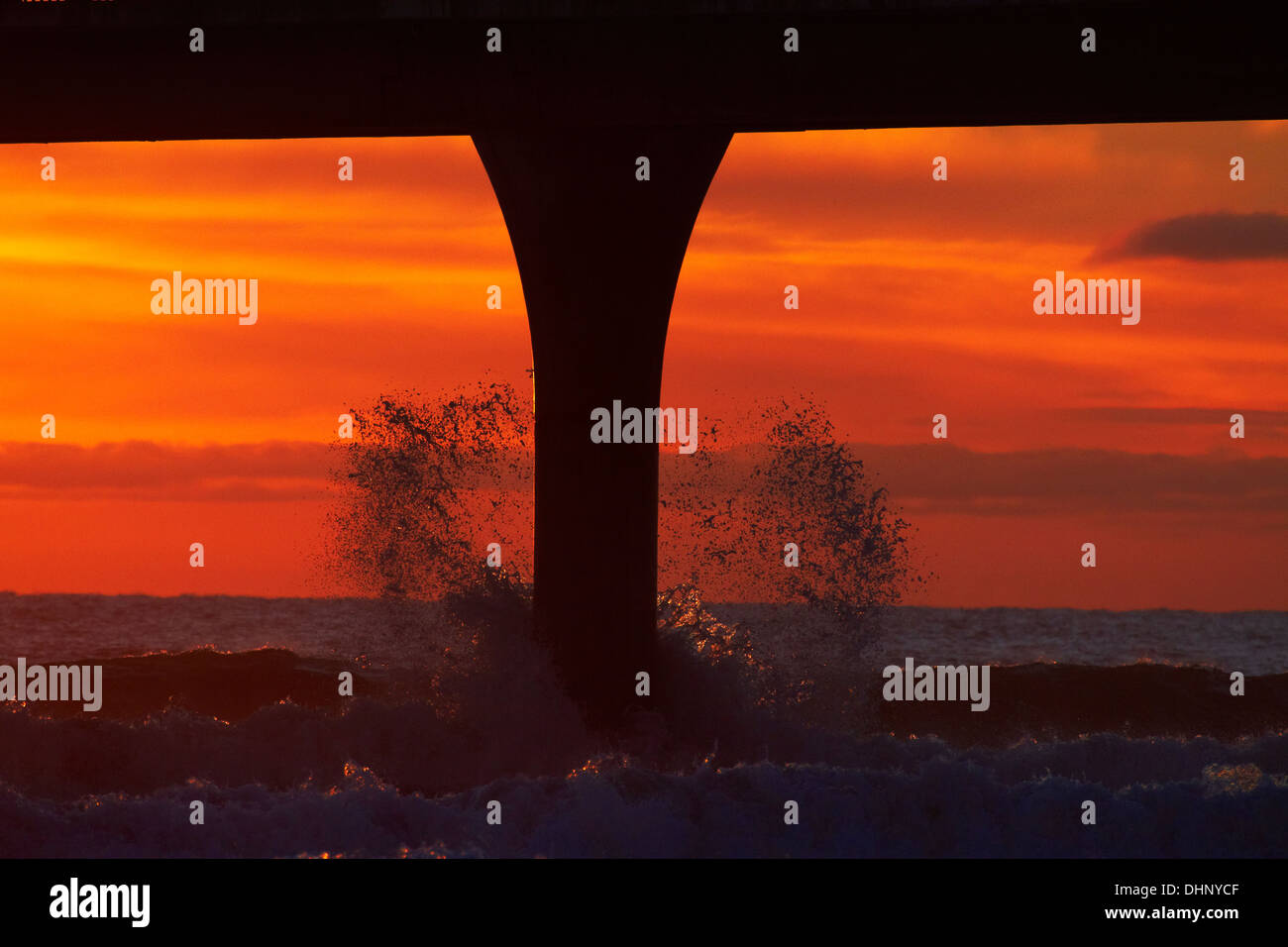 Waves hitting pier hi-res stock photography and images - Alamy