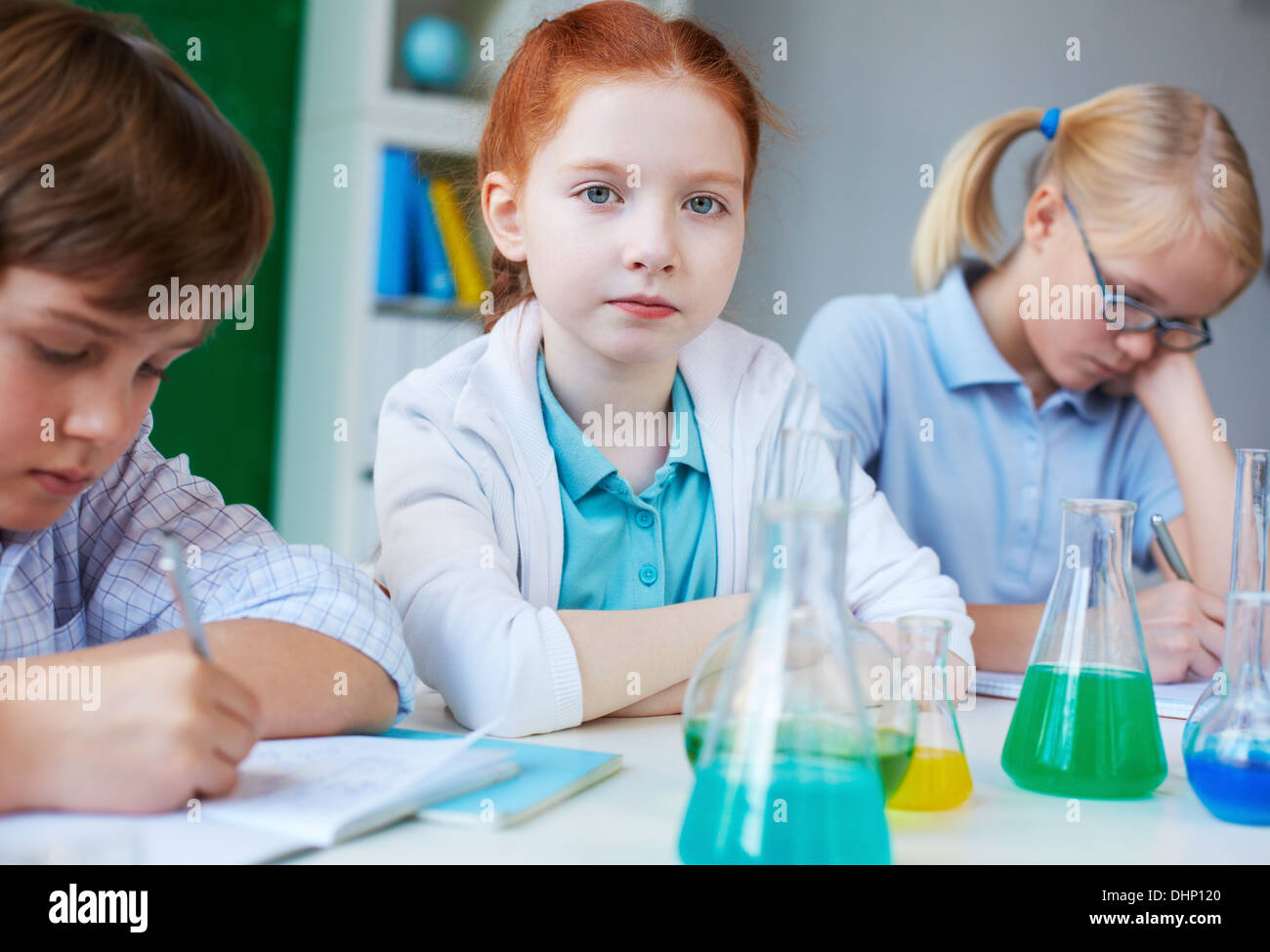 Group of schoolchildren working at chemistry lesson Stock Photo - Alamy