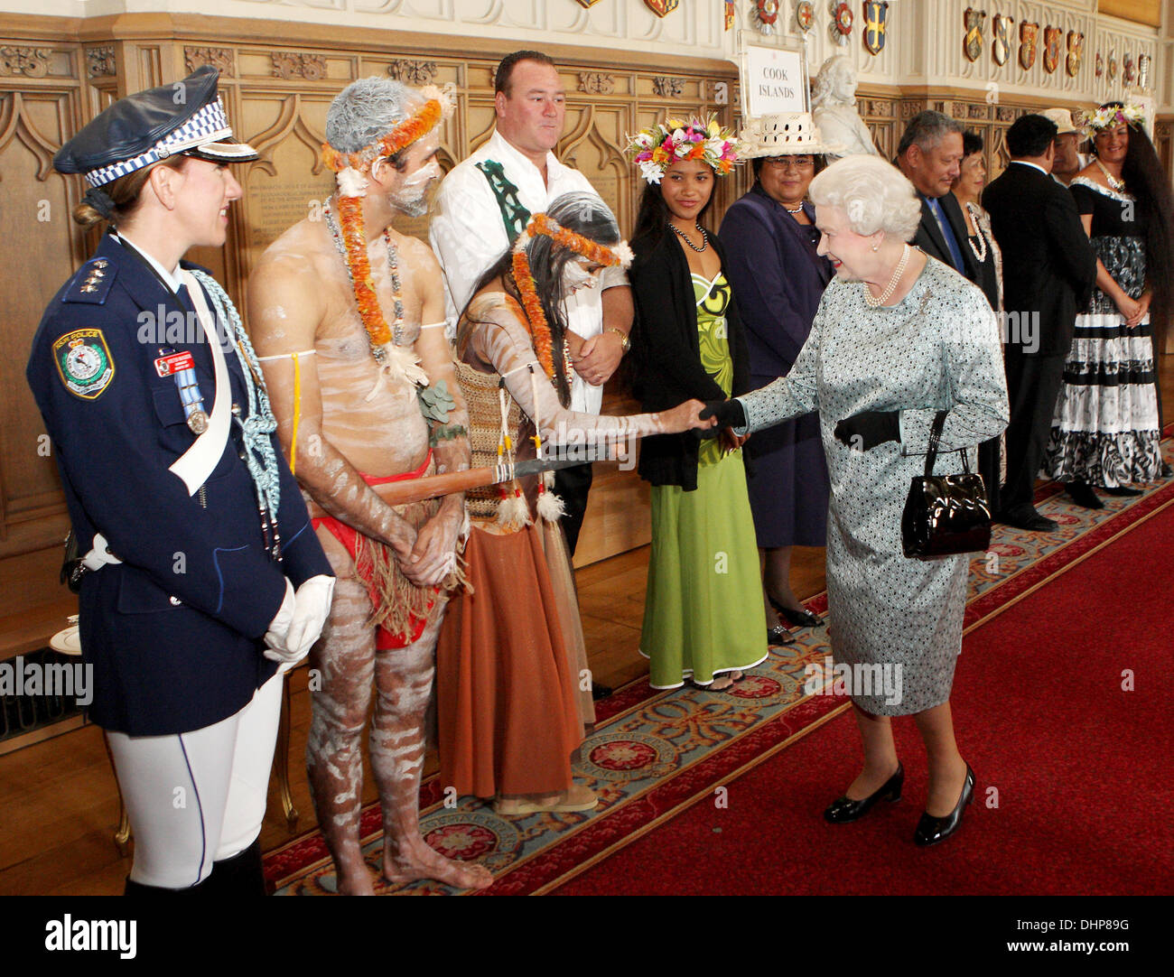 Queen Elizabeth II meets Australian Aboriginal dancers Queen Elizabeth ...