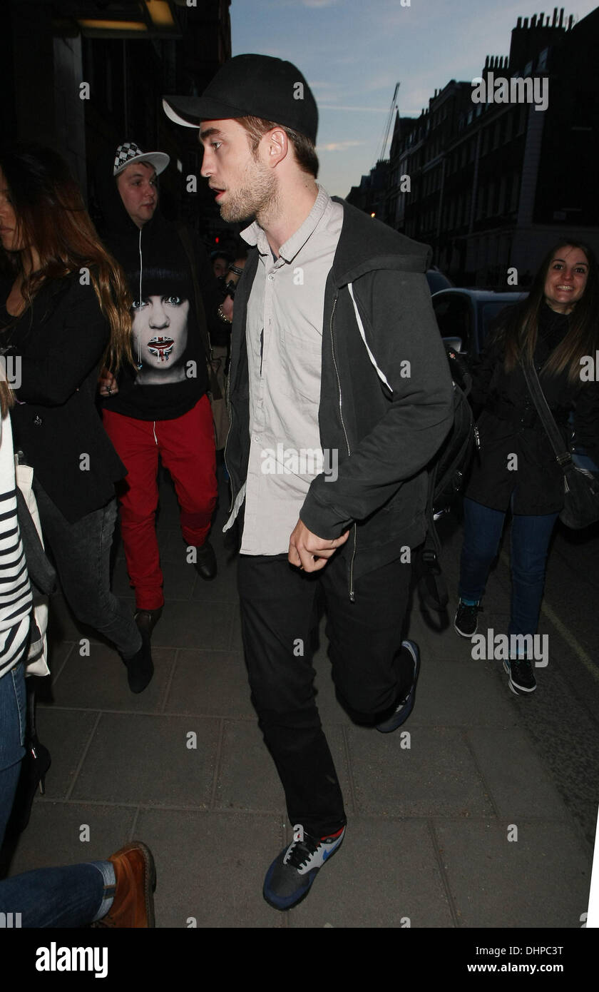 Robert Pattinson arrives for dinner with friends at Claridge's ...