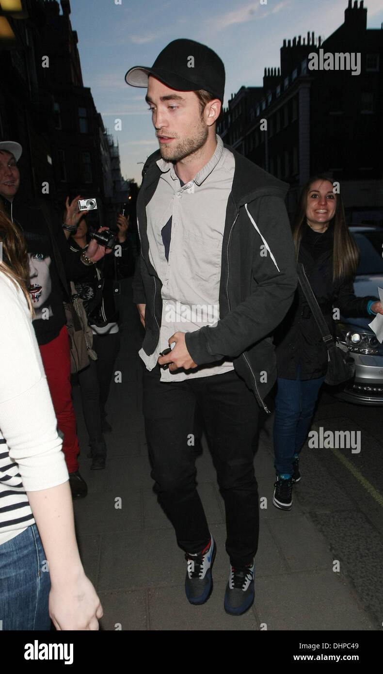 Robert Pattinson arrives for dinner with friends at Claridge's ...