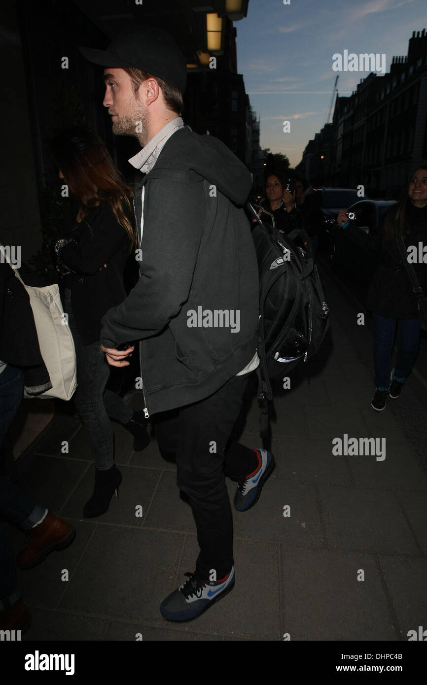 Robert Pattinson arrives for dinner with friends at Claridge's ...