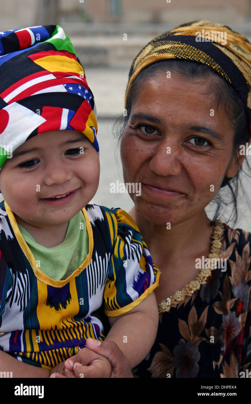 Traditional lady and child in Samarkand, Uzbekistan Stock Photo - Alamy