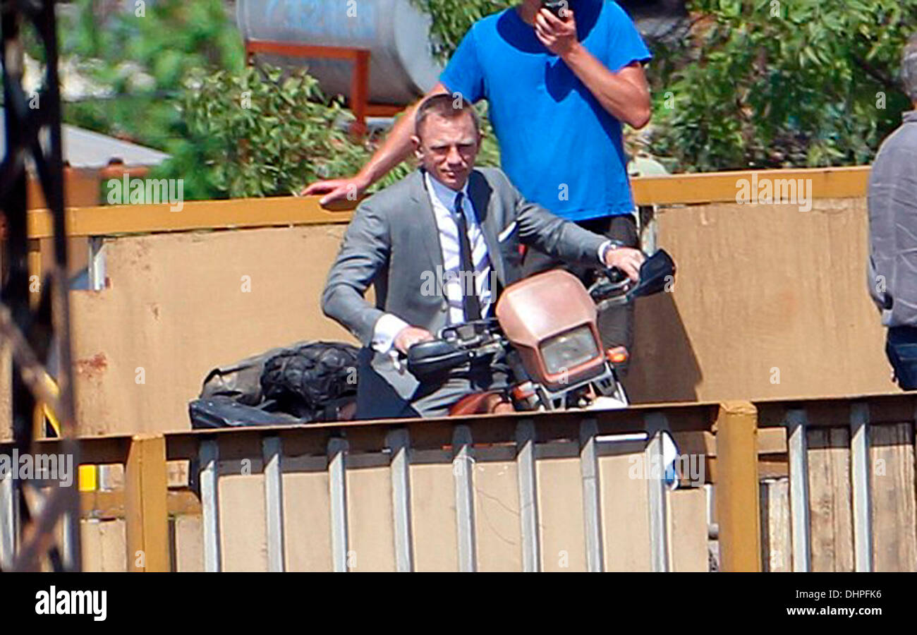 Daniel Craig films action scenes for the new James Bond movie Skyfall ...
