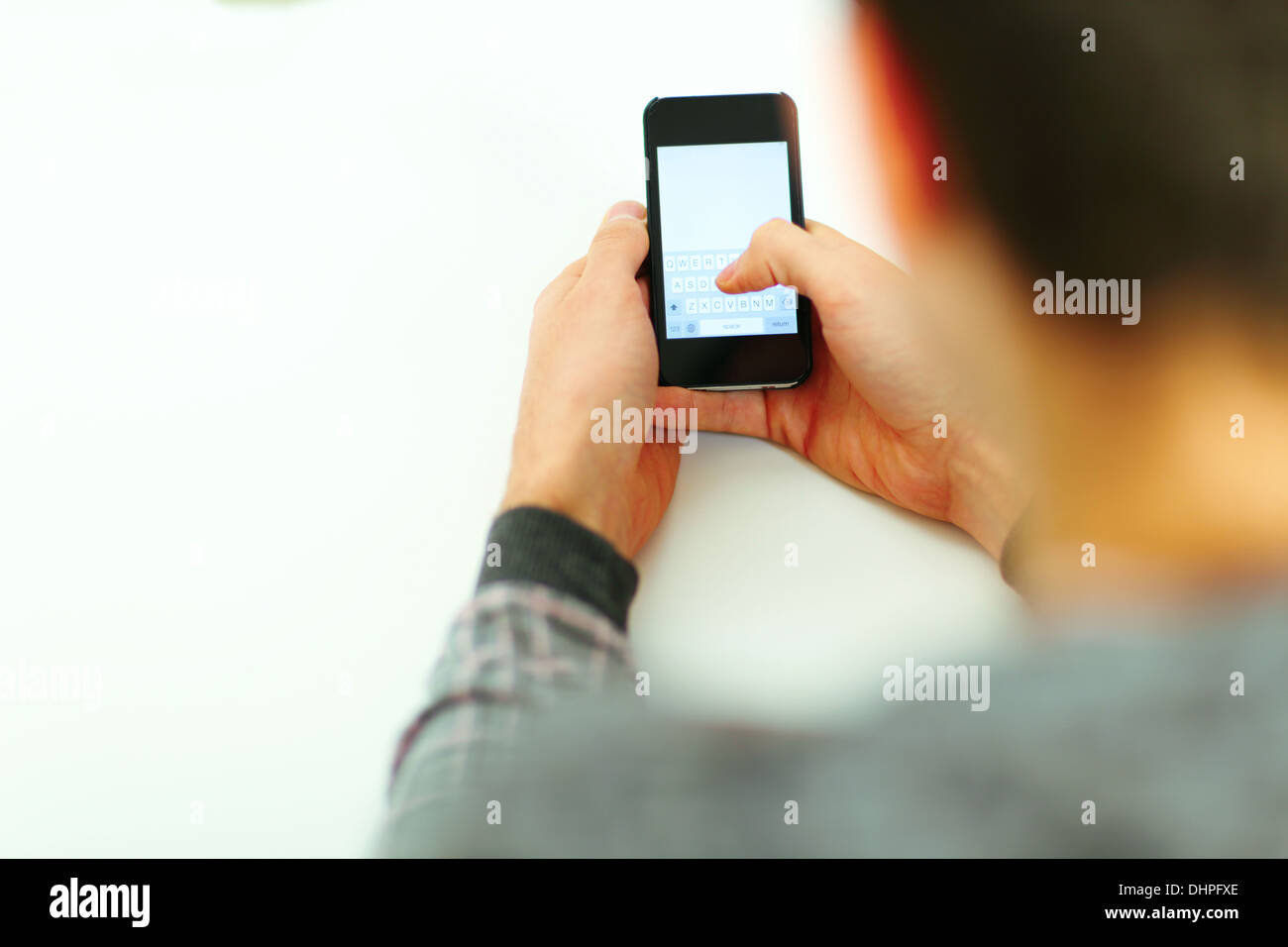 Man typing on smartphone Stock Photo - Alamy