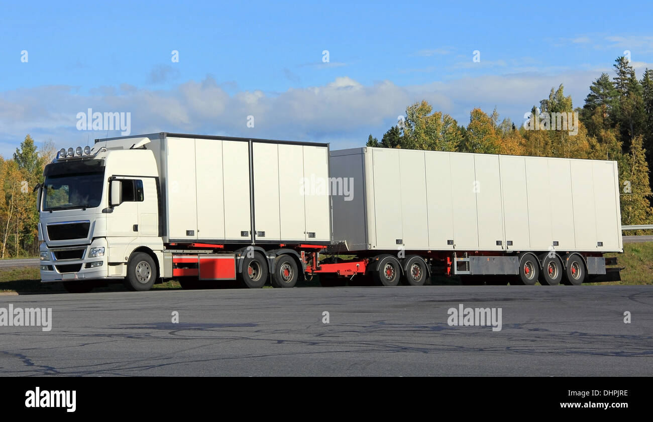 White day cab semi truck hi-res stock photography and images - Alamy