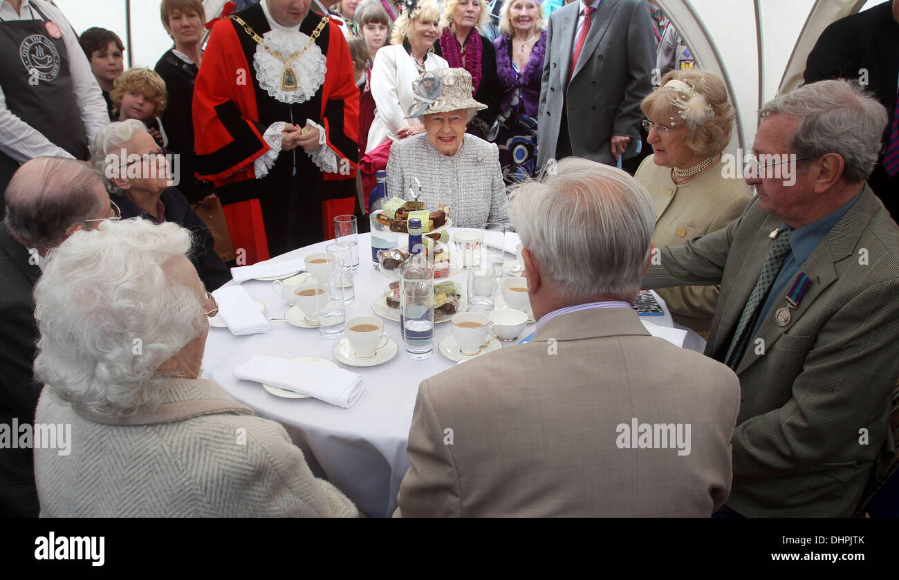Queen Elizabeth sits down at a table of couples enjoying their 60th ...