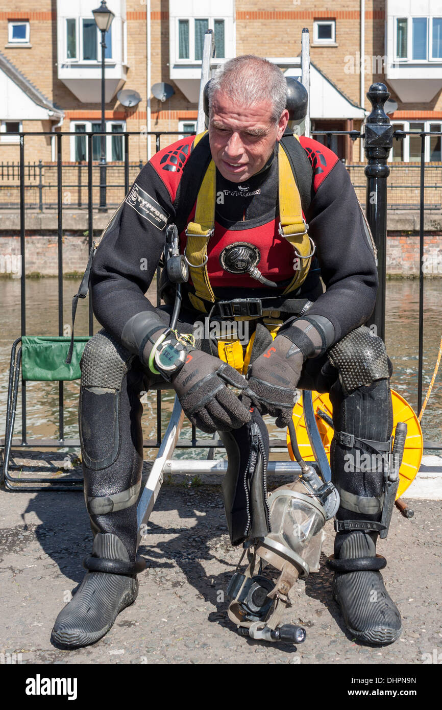 Thames Valley Police specialist search and recovery team diver dries ...