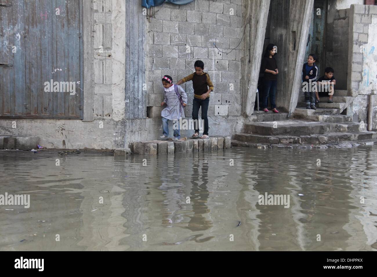 Gaza, Palestinian Territories, . 14th Nov, 2013. Palestinian children ...