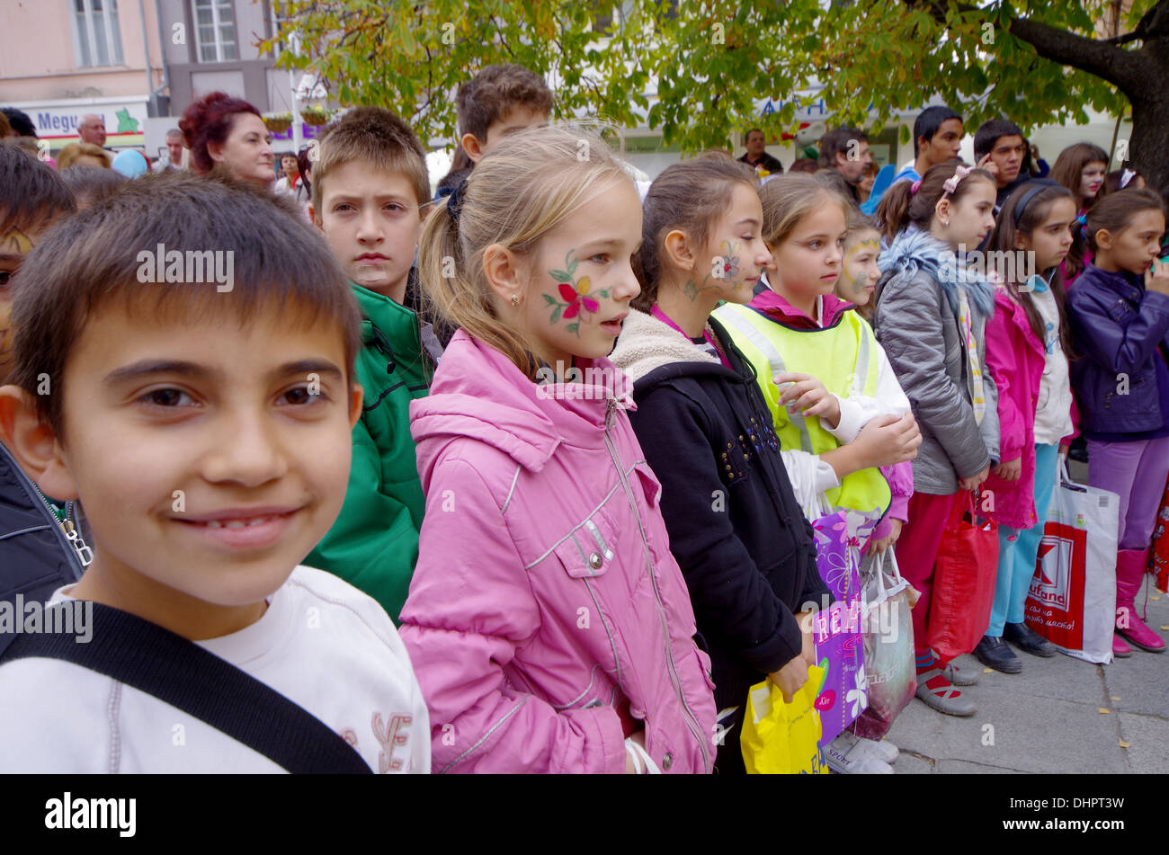 Crowd children smiling hi-res stock photography and images - Alamy