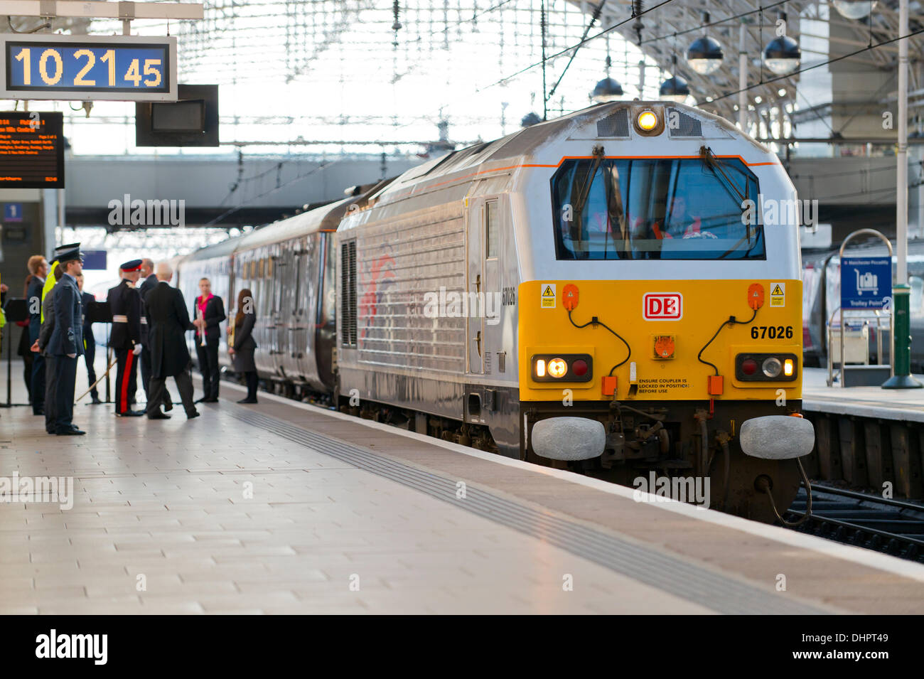 Queen elizabeth ii arrives train hi-res stock photography and images ...