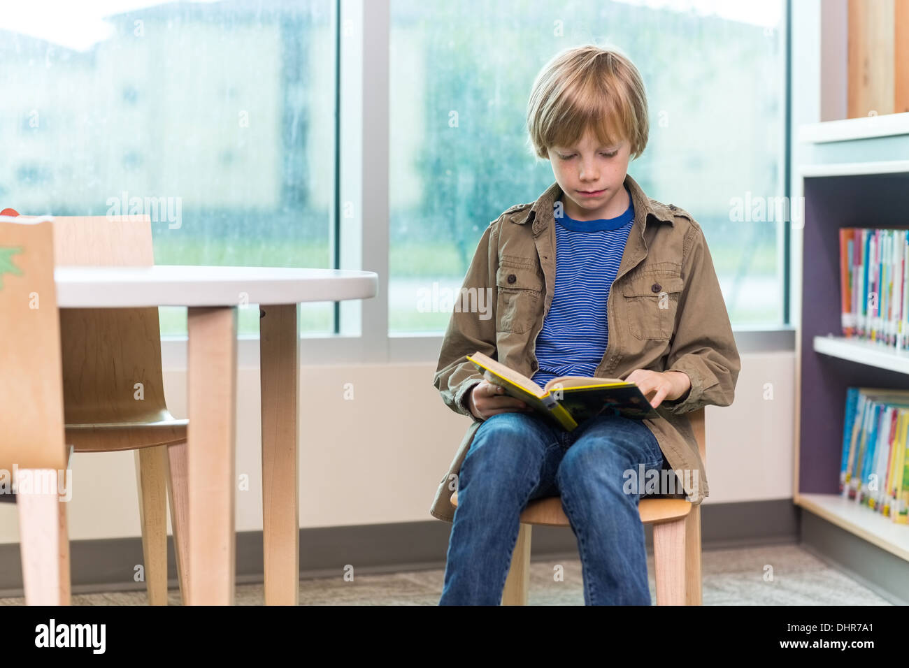Boy book library hi-res stock photography and images - Alamy