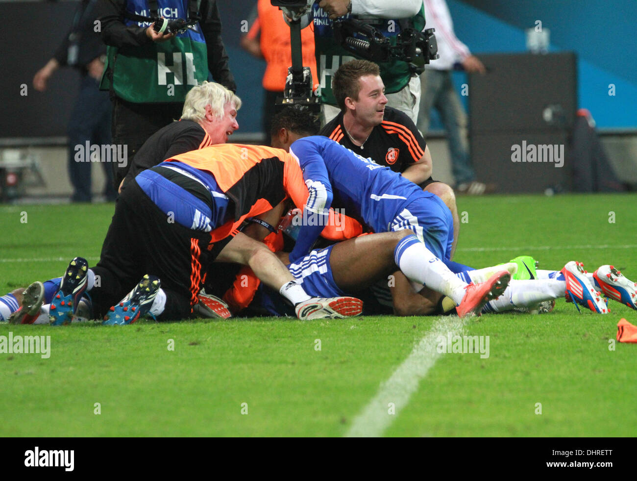 Chelsea celebrate The 2012 UEFA Champions League final match between ...