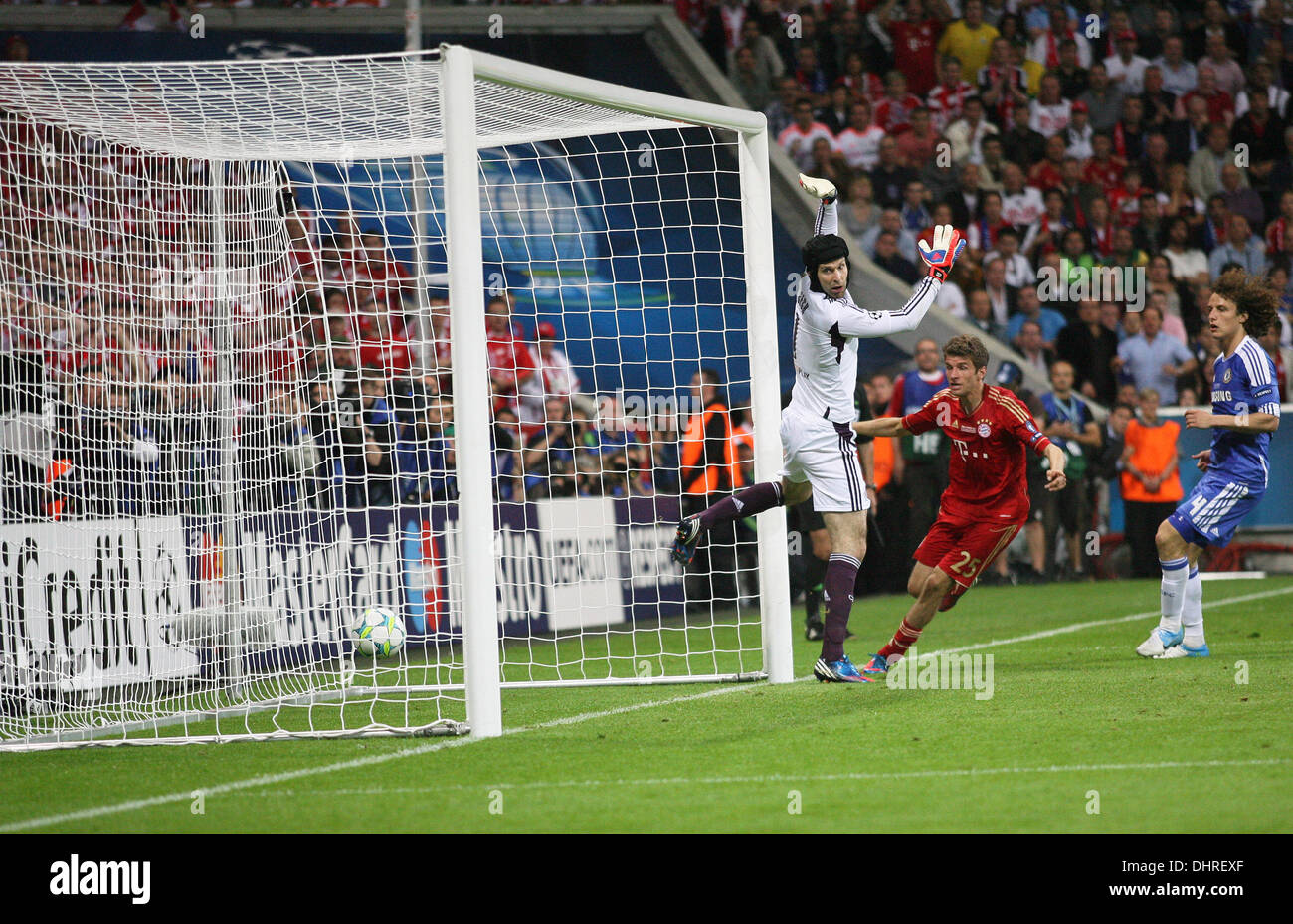Thomas Mueller scores The 2012 UEFA Champions League final match ...