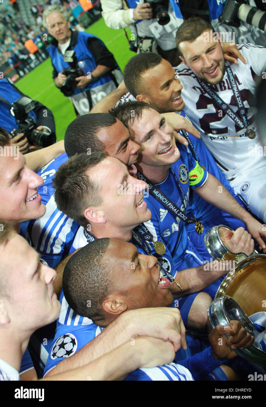 Chelsea players celebrate The 2012 UEFA Champions League final match ...