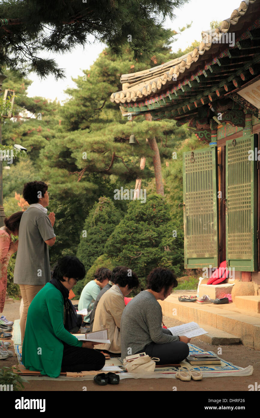 South Korea, Seoul, Bongeun-sa, buddhist temple, people praying Stock ...