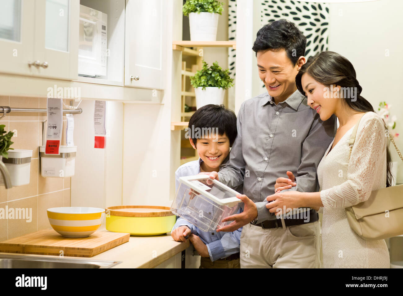 Happy family shopping for kitchenware Stock Photo - Alamy
