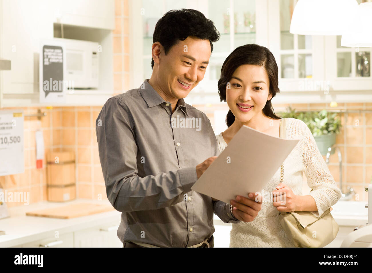 Customer reading instructions hi-res stock photography and images - Alamy