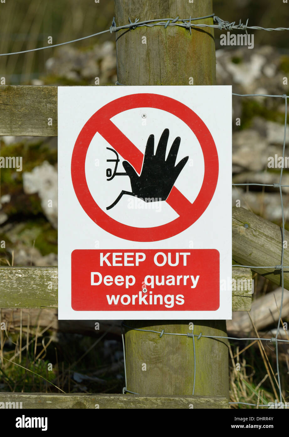 'KEEP OUT Deep quarry workings', warning sign. Shap Beck Quarry, Shap ...