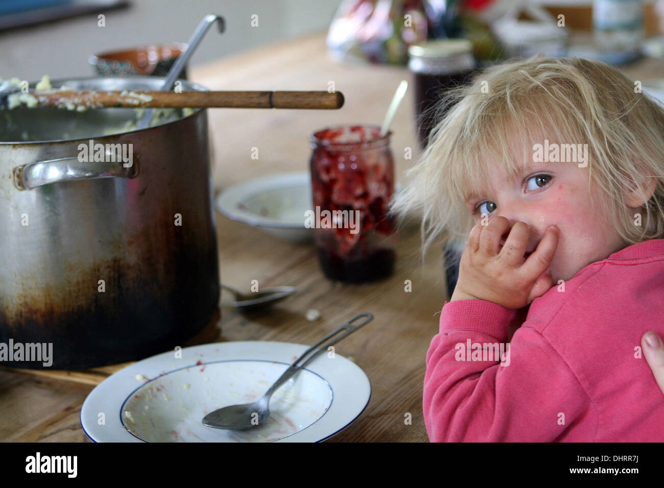 Child hungry empty plate hi-res stock photography and images - Alamy