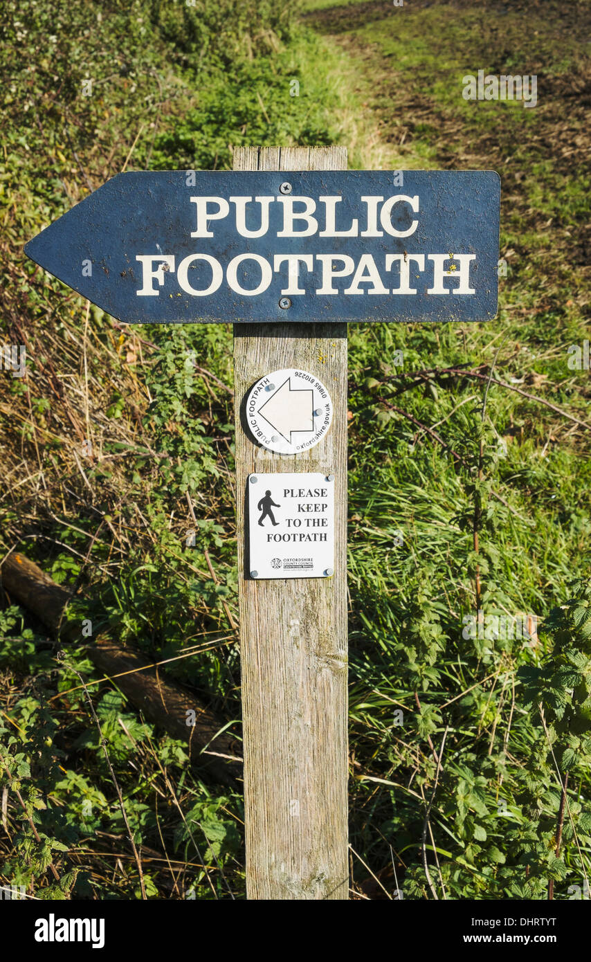 Footpath sign uk hi-res stock photography and images - Alamy