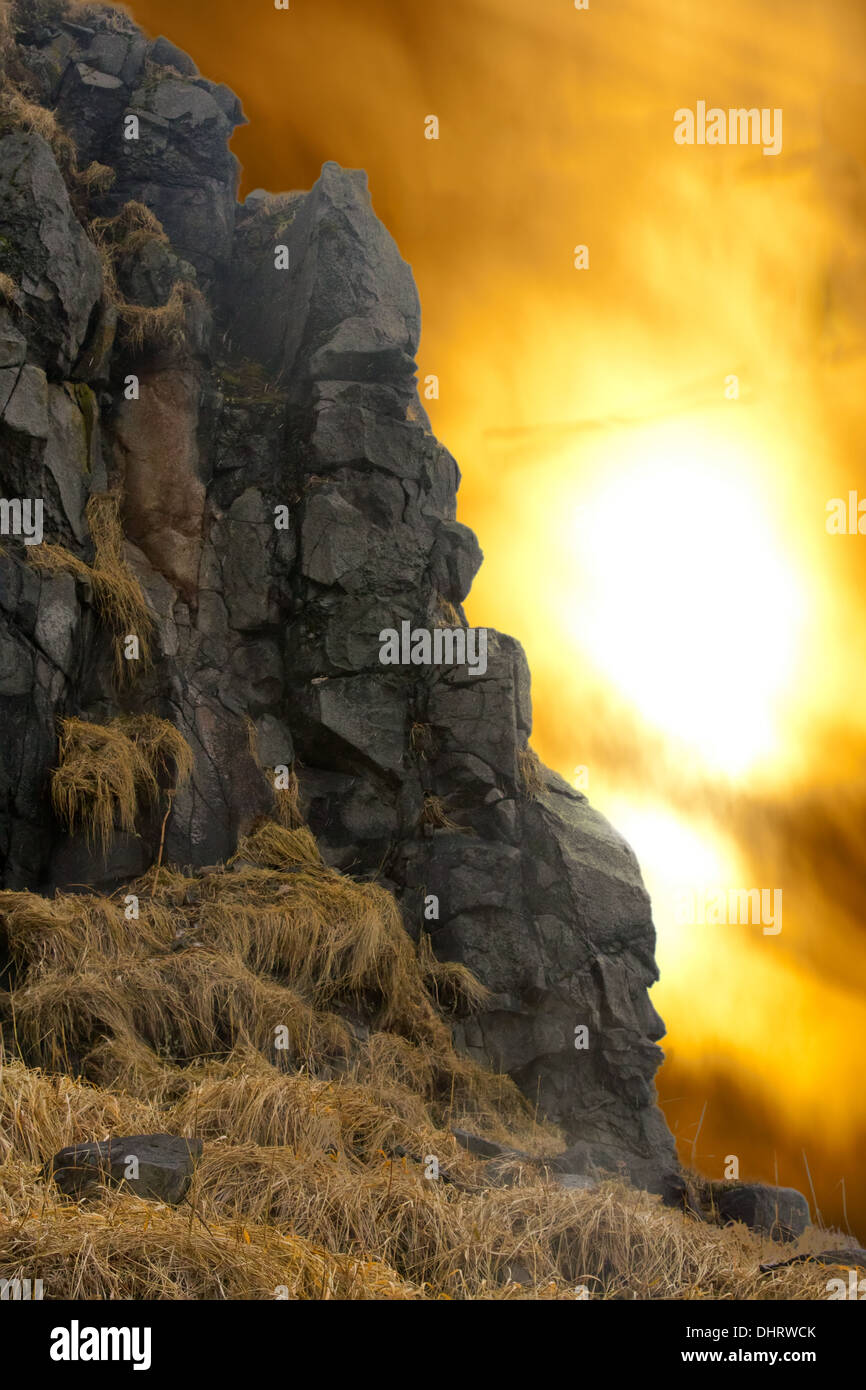 Light sun behind mountain hi-res stock photography and images - Alamy