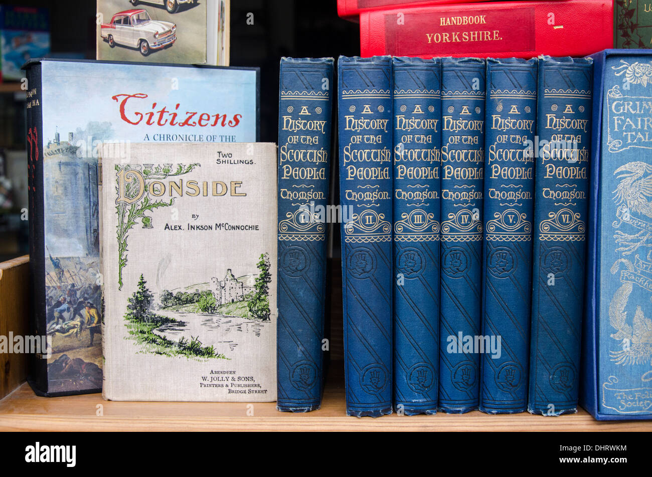 Old books shelf hi-res stock photography and images - Alamy