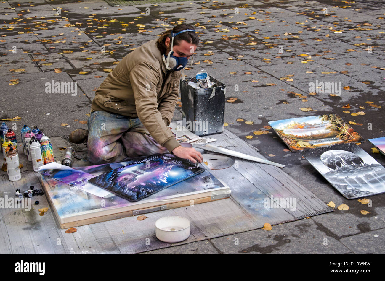 Artist busking on the High Street, Edinburgh Stock Photo - Alamy