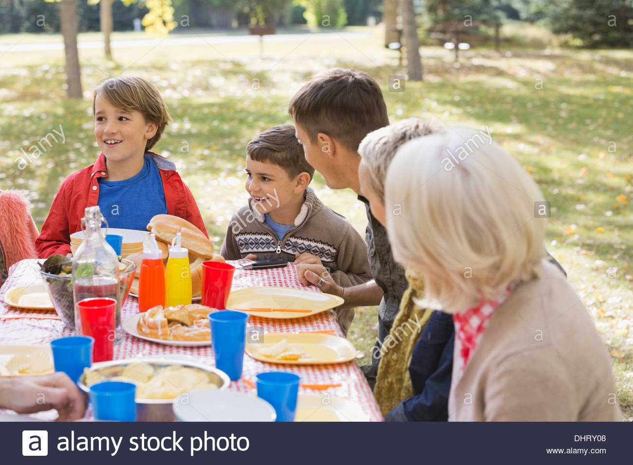 Picnic table in park hi-res stock photography and images - Alamy