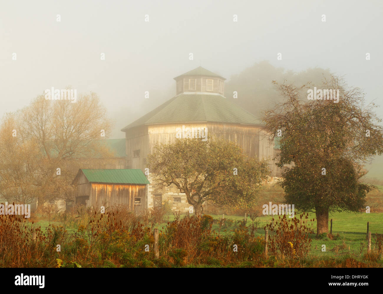 Octagon barn hi-res stock photography and images - Alamy