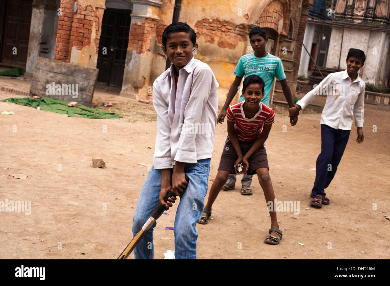 Playing cricket in india hi-res stock photography and images - Alamy
