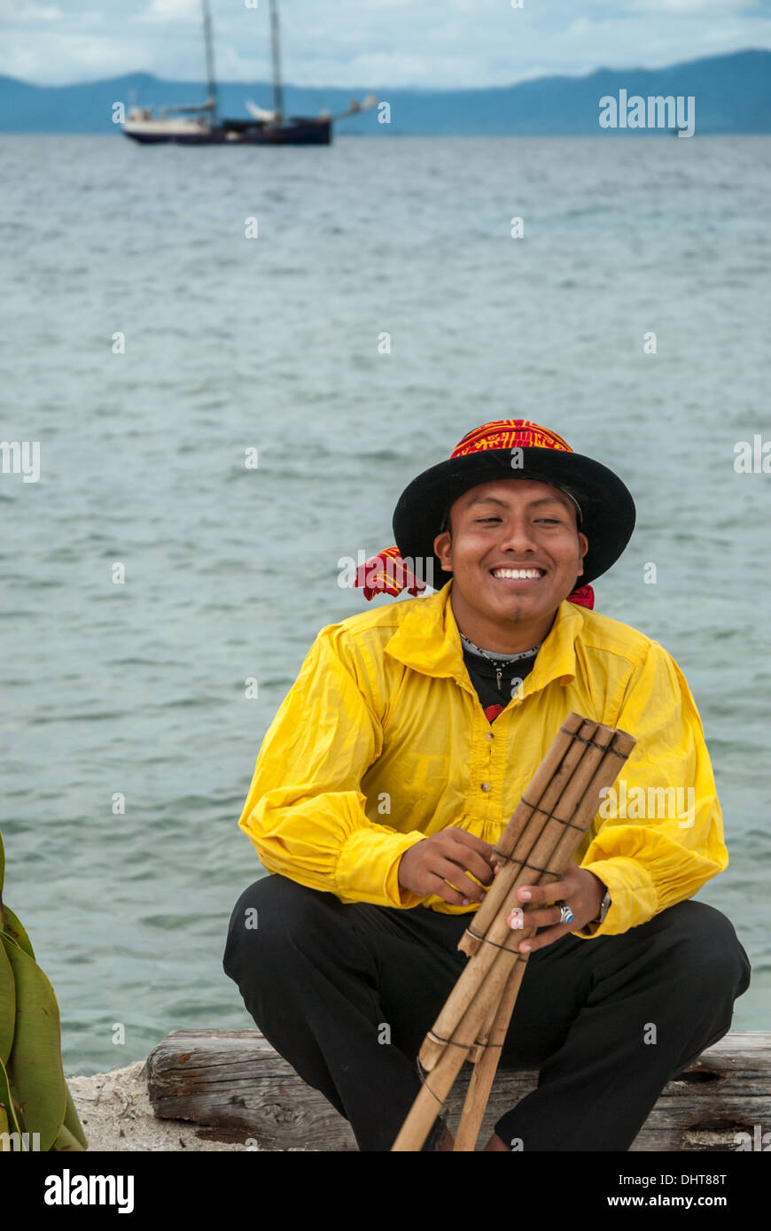 Kuna Indians off the coast of Panama Stock Photo - Alamy